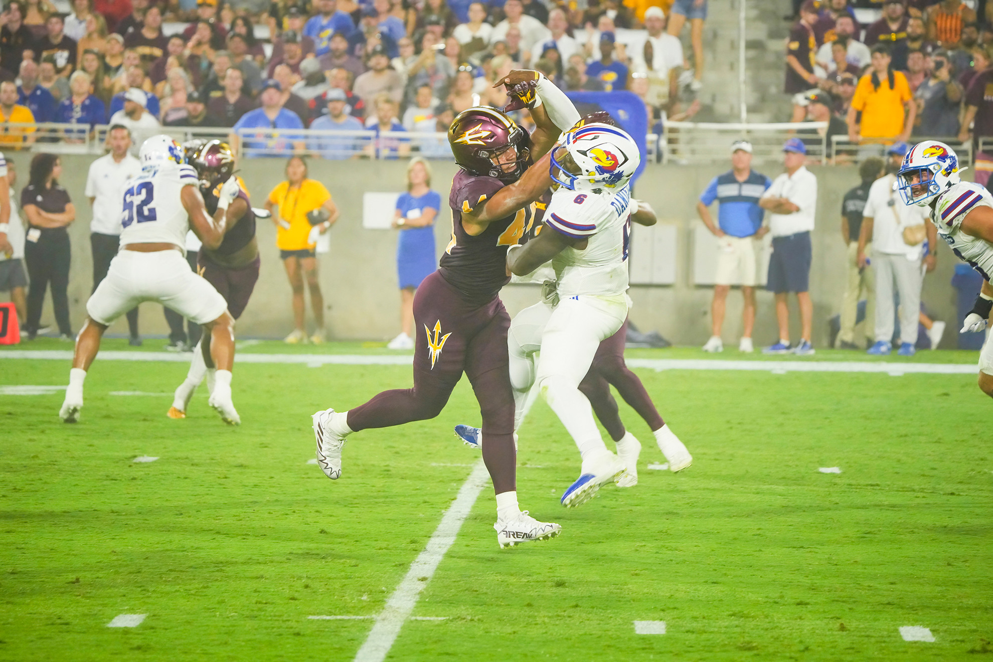 Keyshaun Elliott selected to Butkus Award preseason watch list - Sun ...